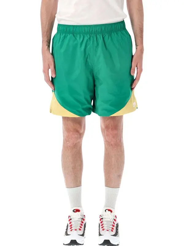 Nike Lightweight Shorts With Contrast Panel - Green