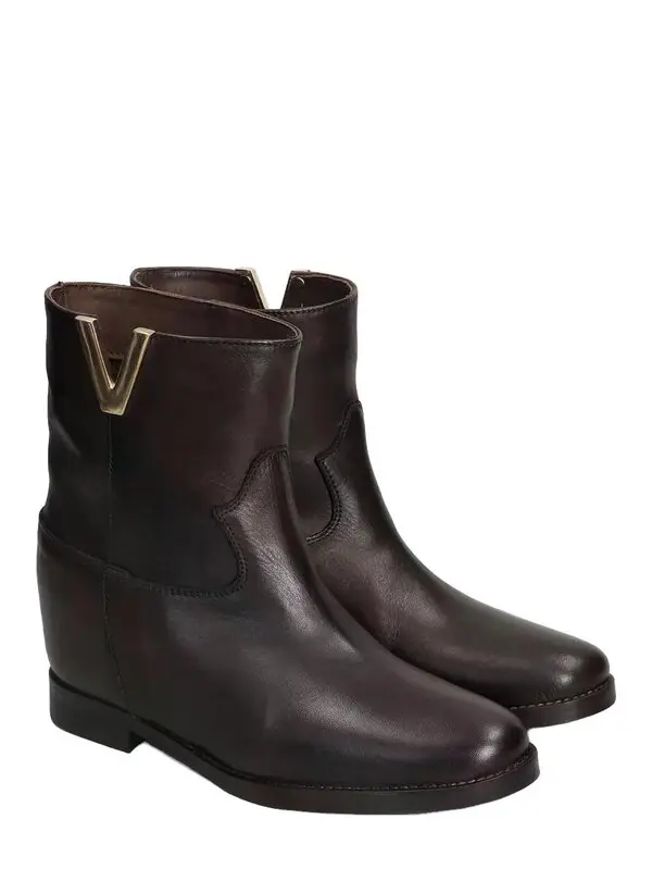 JULIE DEE V-plaque Leather Boots - Brown