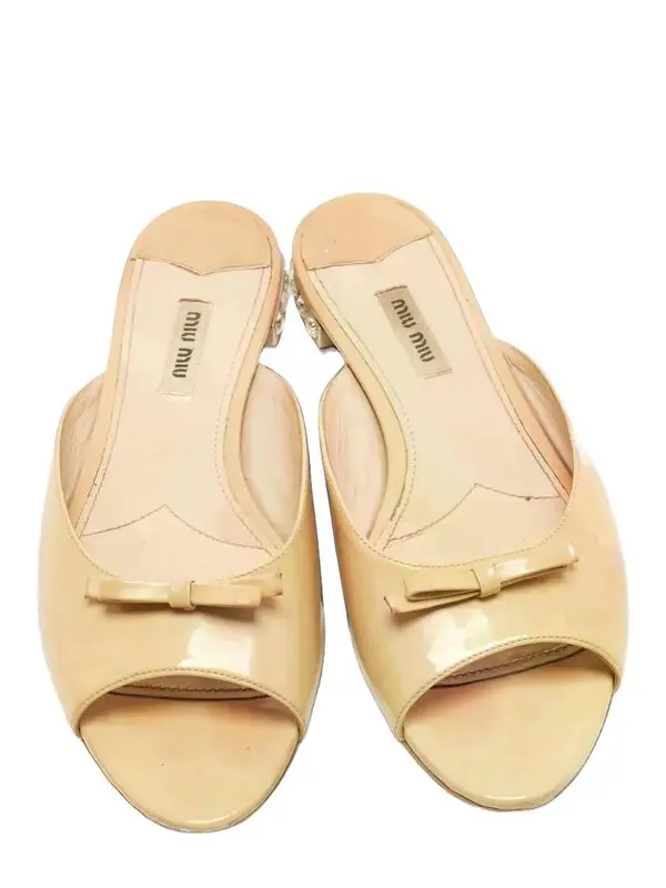 Miu Miu Patent Leather Bow Detail Embellished Heel Slides - Neutrals