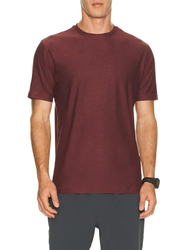 Vuori Strato Tech Tee In Red - Fig Heather