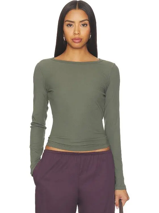 Vuori Longsleeve Pose Subtle Scoop Top In Olive - Army