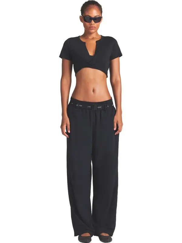 SKIMS Short Sleeve V Neck Crop Top | Black | | Nike Performance Cotton Blend - Obsidian