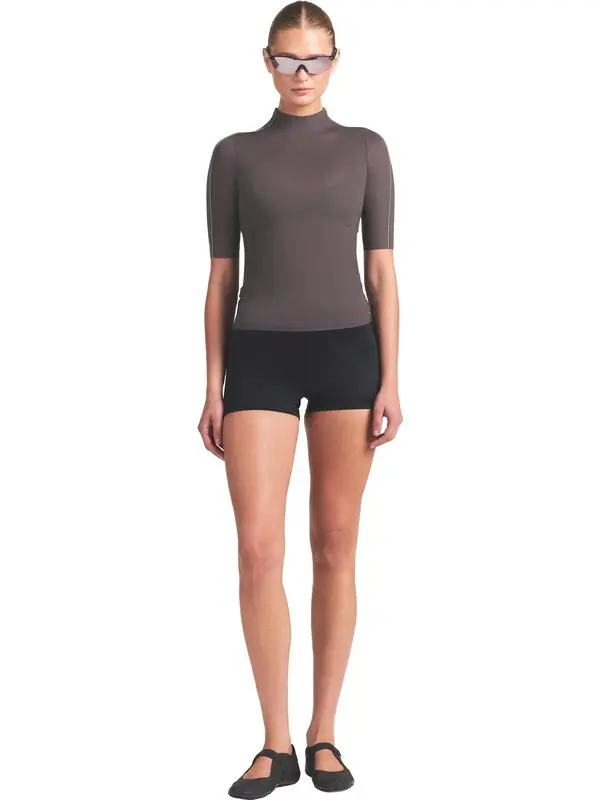 SKIMS Mock Neck Short Sleeve T Shirt | Grey | | Nike Weightless Layers - Boulder