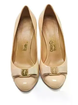 FERRAGAMO Beige Patent Leather Bow Detail Platform High Heel Pumps