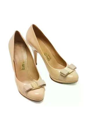FERRAGAMO Beige Patent Leather Bow Detail Platform High Heel Pumps