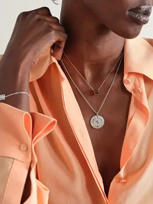 DE BEERS LONDON 18 Karat White Gold Diamond Pendant Necklace