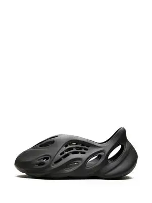 Adidas Yeezy Foam Runner "carbon