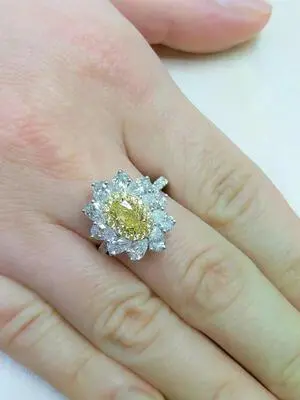 HYT JEWELRY 18kt White Gold Pear-cut Halo Diamond Ring