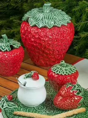 BORDALLO PINHEIRO Morango Glazed Tureen