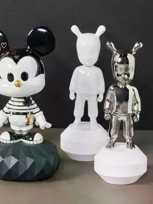LLADRO The Guest Glossy-finish Figurine