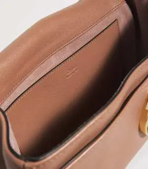 Chloé Medium Leather Shoulder Bag With Horse Medal Clasp - Pink