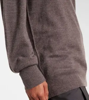 THE ROW Lizzy Cashmere Turtleneck Sweater