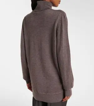 THE ROW Lizzy Cashmere Turtleneck Sweater