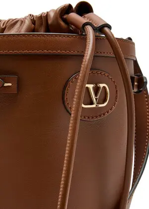 Valentino Garavani Logo-plaque Leather Drawstring Bucket Bag - Brown