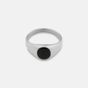 OUTRAGE LONDON Onyx Small Stone Signet Ring - Silver