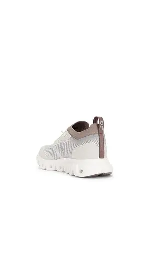 On Versa Sneaker
