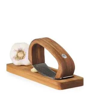 COLE & MASON Roccaalio Garlic Press And Board