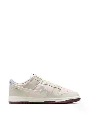 Nike Dunk Low Lace Up Sneakers - Neutrals