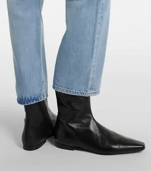 FRAME Off Duty Hang Straight Jeans