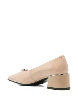 LINDA BAUMANN Patent Finish Logo Plaque Pumps - Neutrals
