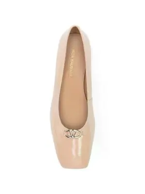 LINDA BAUMANN Patent Finish Logo Plaque Pumps - Neutrals