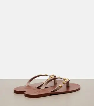 Valentino Garavani Rockstud Leather Thong Sandals - Beige