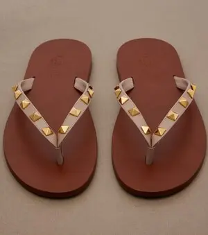 Valentino Garavani Rockstud Leather Thong Sandals - Beige
