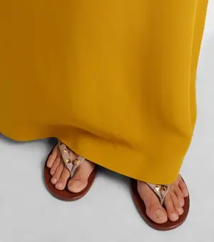 Valentino Garavani Rockstud Leather Thong Sandals - Beige