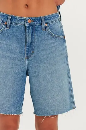 Wrangler Mid-thigh Denim Shorts With Frayed Hem - Riyah