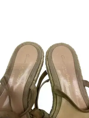 GIANVITO ROSSI Yasmine Raffia-trimmed Suede Sandals