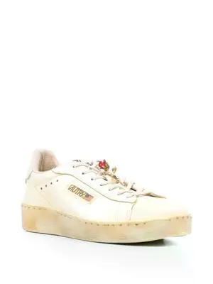 AUTRY Dallas Vintage Sneakers With Rose Embellishment