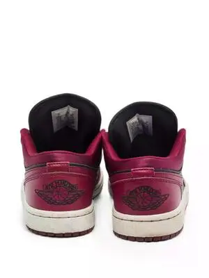 JORDAN 1 Low Sneakers