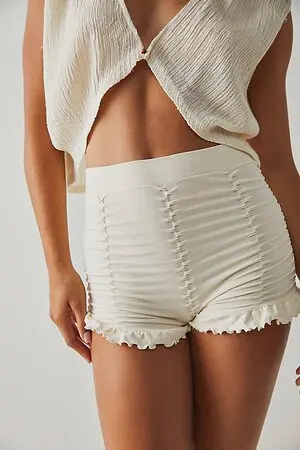 INTIMATELY Ruched Seamless Shorts With Ruffled Hems - Ivory