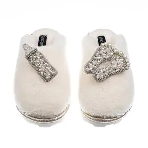LAINES LONDON Teddy Closed Toe Slippers With Pearl Baby Brooches - White