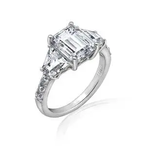 DIAMONBLISS Emerald Cut With Trapeze Side Stone Engaget Ring - White