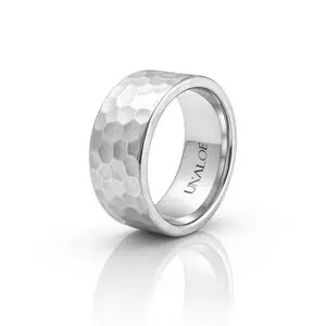 UNALOE Ring Francesina Band In Hammered Sterling : A Symbol Of Strength - Silver