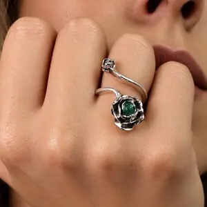 UNALOE Sterling Silver Adjustable Rose Ring With Natural Emerald - Silver/green