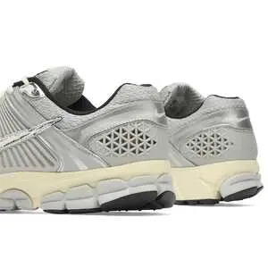 Nike Vomero 5 Chrome Sneaker
