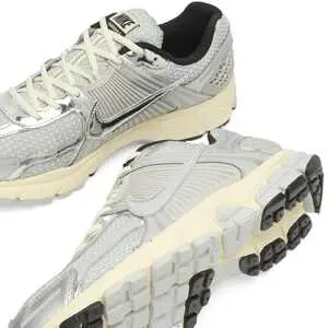 Nike Vomero 5 Chrome Sneaker