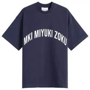 MKI MIYUKI ZOKU Arch T-shirt Presented End - Navy