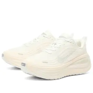 Nike Vomero Plus Ess Sneaker