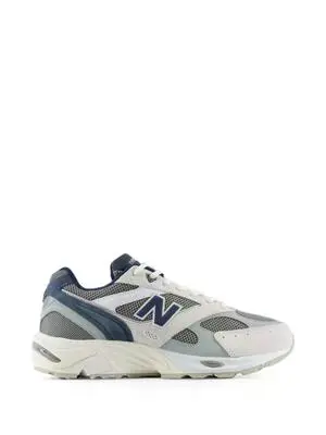 NEW BALANCE 880r Sneakers