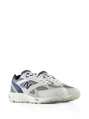 NEW BALANCE 880r Sneakers