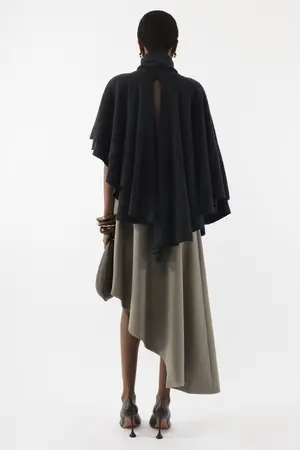 Arakii Flowy Knitted Cape