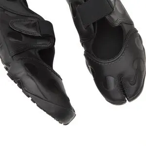 Nike Air Rift Dot Sneaker