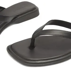 VAGABOND SHOEMAKERS Izzy Leather Flip Flops - Black