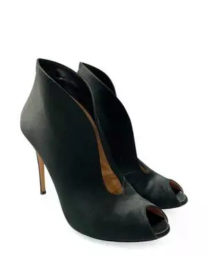GIANVITO ROSSI Vamp Peep-toe Pumps - Black