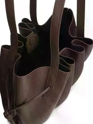 Yuzefi Scallop Shoulder Bag