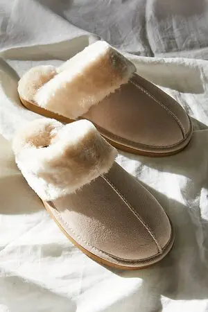 Minnetonka Chesney Suede Slippers With Plush Lining - Stone
