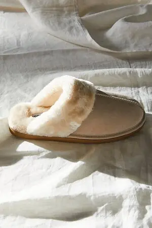 Minnetonka Chesney Suede Slippers With Plush Lining - Stone